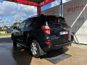 Blue Toyota RAV4 2011 in Riga, with an engine capacity of 2.20 L and mileage of 179 thousand km for 7300 €, photo 5 on AUTOMOTO.COM.LV