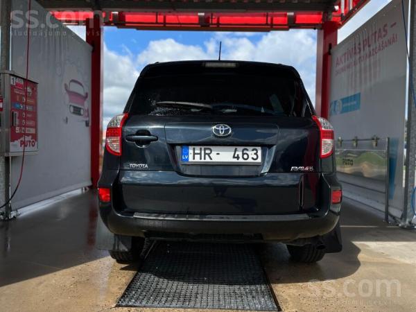 Blue Toyota RAV4 2011 in Riga, with an engine capacity of 2.20 L and mileage of 179 thousand km for 7150 €, photo 5 on AUTOMOTO.COM.LV