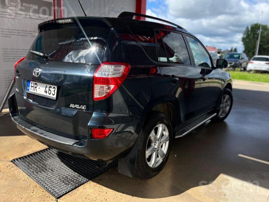 Blue Toyota RAV4 2011 in Riga, with an engine capacity of 2.20 L and mileage of 179 thousand km for 7300 €, photo 7 on AUTOMOTO.COM.LV
