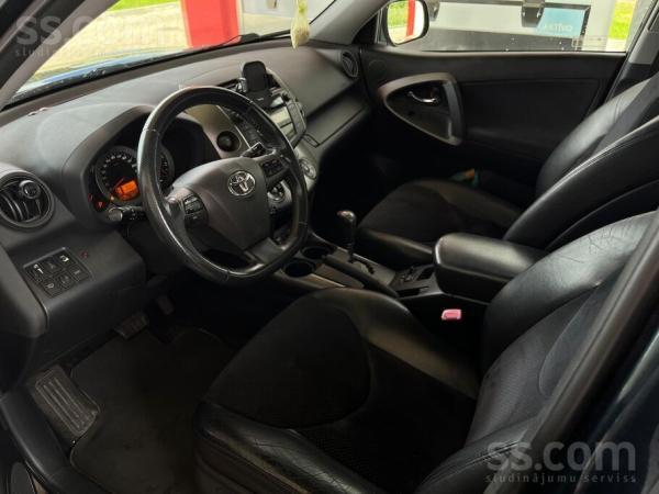 Blue Toyota RAV4 2011 in Riga, with an engine capacity of 2.20 L and mileage of 179 thousand km for 7150 €, photo 8 on AUTOMOTO.COM.LV