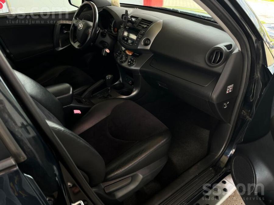 Blue Toyota RAV4 2011 in Riga, with an engine capacity of 2.20 L and mileage of 179 thousand km for 7300 €, photo 15 on AUTOMOTO.COM.LV