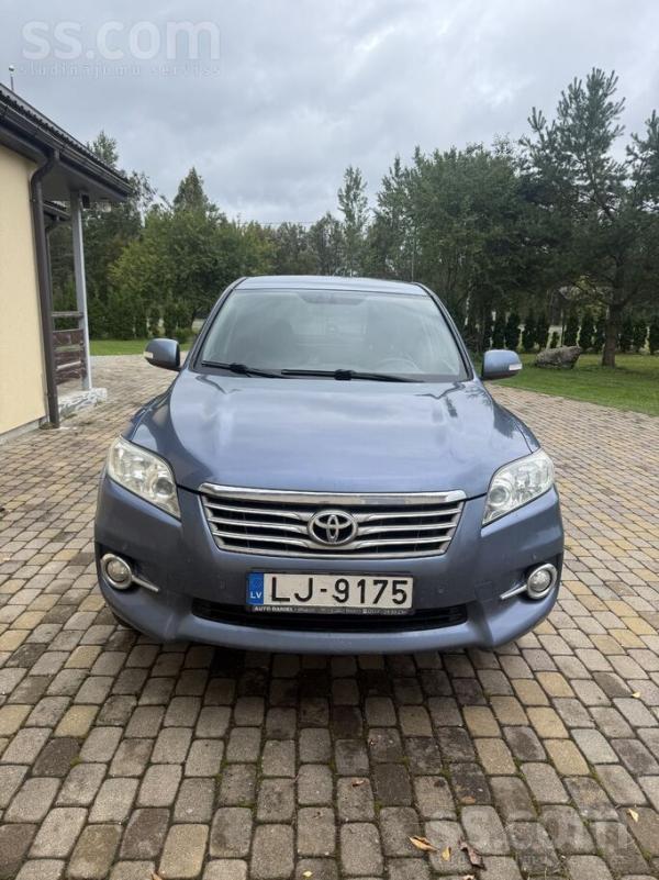 Toyota RAV4 2011 Rīga vietnē Zils Toyota RAV4 2011 Rīga, ar dzinēja tilpumu 2.20 L un nobraukumu 350 tūkst. km par 7800 €, foto 3 vietnē AUTOMOTO.COM.LV
