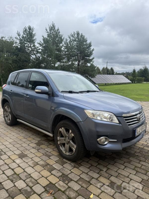 Toyota RAV4 2011 Rīga vietnē Zils Toyota RAV4 2011 Rīga, ar dzinēja tilpumu 2.20 L un nobraukumu 350 tūkst. km par 7800 €, foto 4 vietnē AUTOMOTO.COM.LV