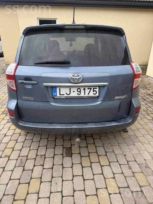 Toyota RAV4 2011 Rīga vietnē Zils Toyota RAV4 2011 Rīga, ar dzinēja tilpumu 2.20 L un nobraukumu 350 tūkst. km par 7800 €, foto 5 vietnē AUTOMOTO.COM.LV