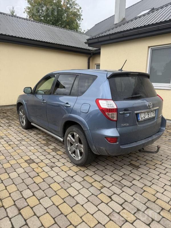 Toyota RAV4 2011 Rīga vietnē Zils Toyota RAV4 2011 Rīga, ar dzinēja tilpumu 2.20 L un nobraukumu 350 tūkst. km par 7800 €, foto 6 vietnē AUTOMOTO.COM.LV