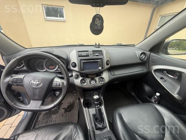Toyota RAV4 2011 Rīga vietnē Zils Toyota RAV4 2011 Rīga, ar dzinēja tilpumu 2.20 L un nobraukumu 350 tūkst. km par 7800 €, foto 7 vietnē AUTOMOTO.COM.LV