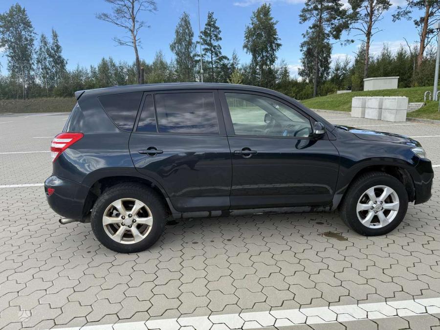 Zils Toyota RAV4 2012 Viļņa, ar dzinēja tilpumu 2.23 L un nobraukumu 400 tūkst. km par 4500 €, foto 5 vietnē AUTOMOTO.COM.LV