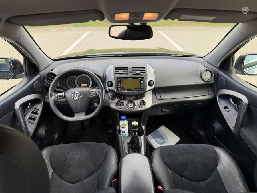 Zils Toyota RAV4 2012 Viļņa, ar dzinēja tilpumu 2.23 L un nobraukumu 400 tūkst. km par 4500 €, foto 14 vietnē AUTOMOTO.COM.LV