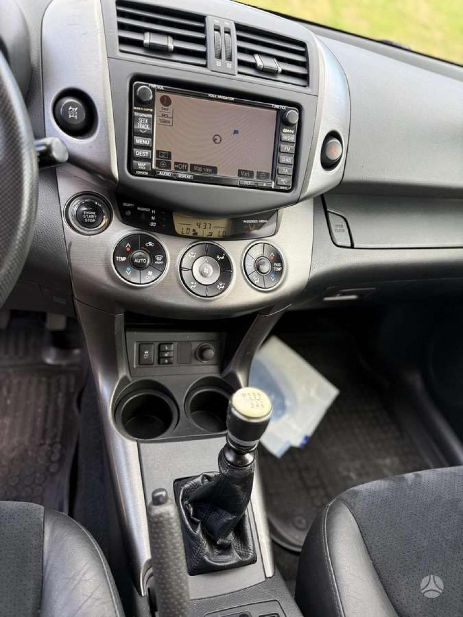 Zils Toyota RAV4 2012 Viļņa, ar dzinēja tilpumu 2.23 L un nobraukumu 400 tūkst. km par 4500 €, foto 16 vietnē AUTOMOTO.COM.LV