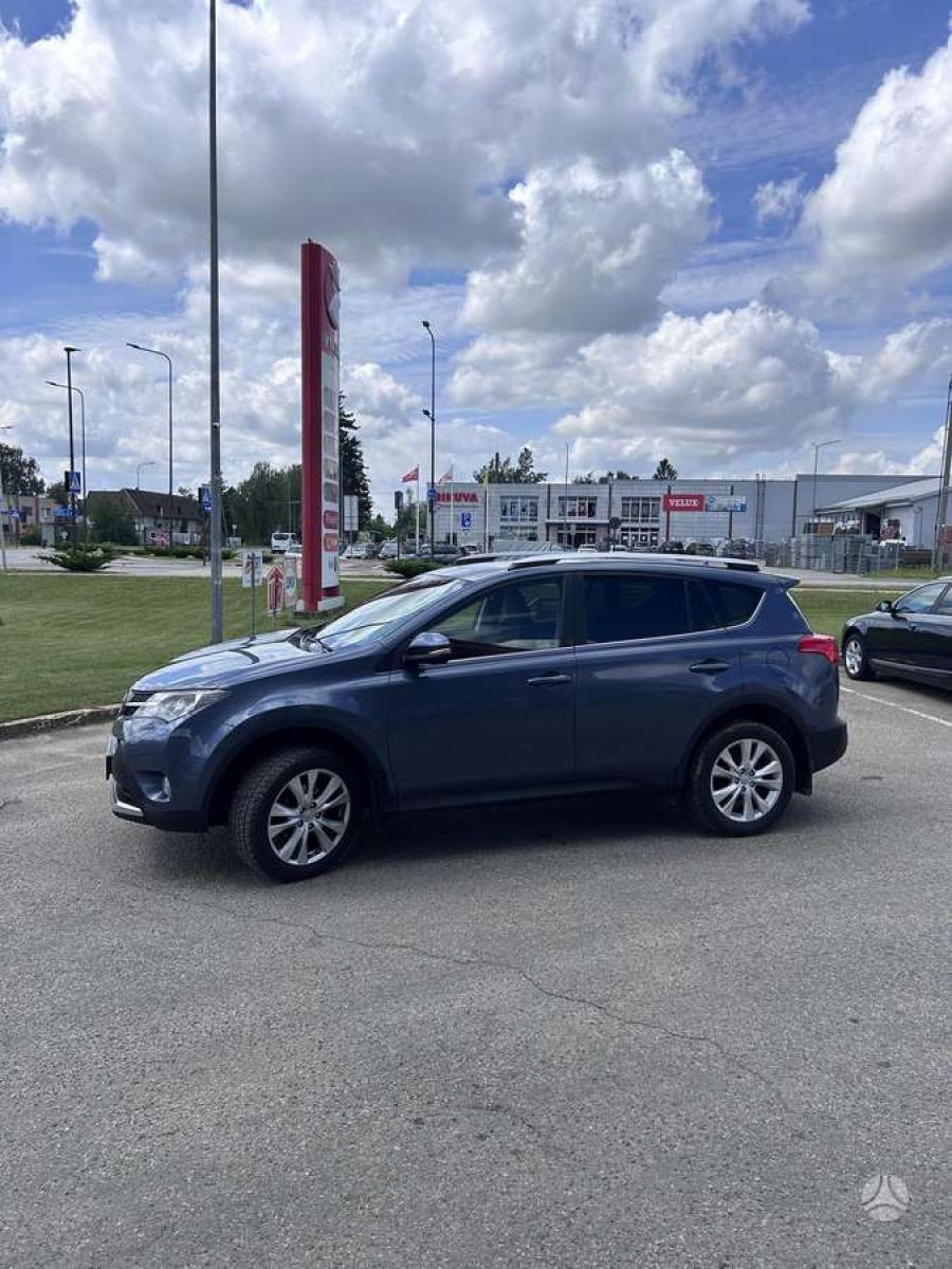 Blue Toyota RAV4 2013 in Ukmerge, with an engine capacity of 2.00 L and mileage of 230 thousand km for 12900 €, photo 5 on AUTOMOTO.COM.LV