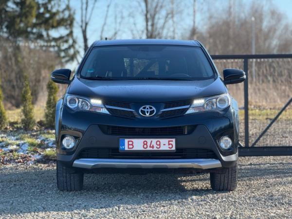 Blue Toyota RAV4 2015 in Riga, with an engine capacity of 2.00 L and mileage of 208 thousand km for 13500 €, photo 1 on AUTOMOTO.COM.LV