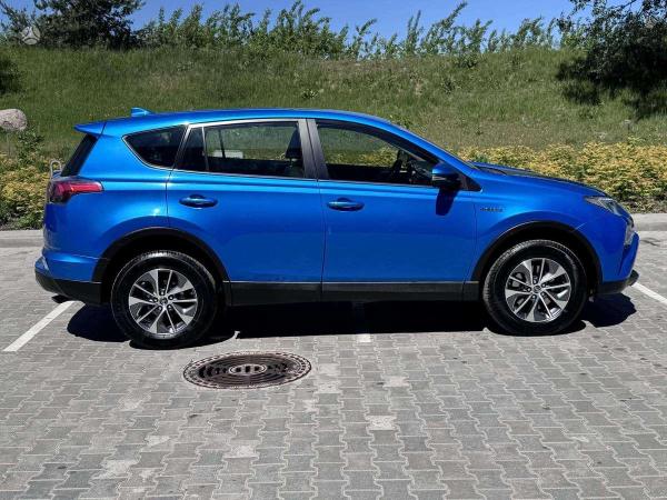 Blue Toyota RAV4 2016 in Vilnius, with an engine capacity of 2.49 L and mileage of 210 thousand km for 16250 €, photo 8 on AUTOMOTO.COM.LV