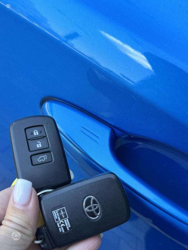 Blue Toyota RAV4 2016 in Vilnius, with an engine capacity of 2.49 L and mileage of 210 thousand km for 16250 €, photo 9 on AUTOMOTO.COM.LV