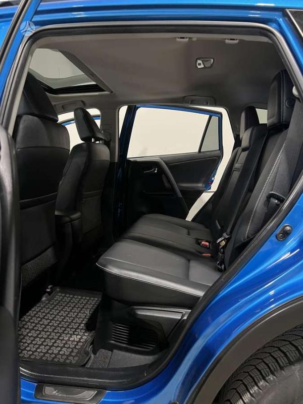 Blue Toyota RAV4 2016 in Klaipeda, with an engine capacity of 2.49 L and mileage of 119 thousand km for 17800 €, photo 10 on AUTOMOTO.COM.LV