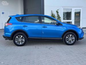 Blue Toyota RAV4 2016 in Vilnius, with an engine capacity of 2.50 L and mileage of 210 thousand km for 14950 €, photo 5 on AUTOMOTO.COM.LV