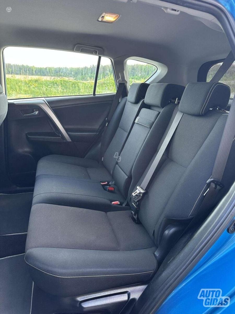 Blue Toyota RAV4 2016 in Vilnius, with an engine capacity of 2.50 L and mileage of 210 thousand km for 14950 €, photo 22 on AUTOMOTO.COM.LV