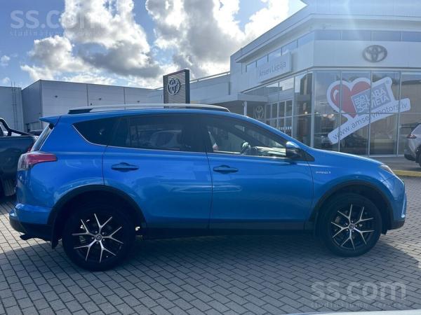 Blue Toyota RAV4 2016 in Liepaja, with an engine capacity of 2.50 L and mileage of 137 thousand km for 18800 €, photo 5 on AUTOMOTO.COM.LV
