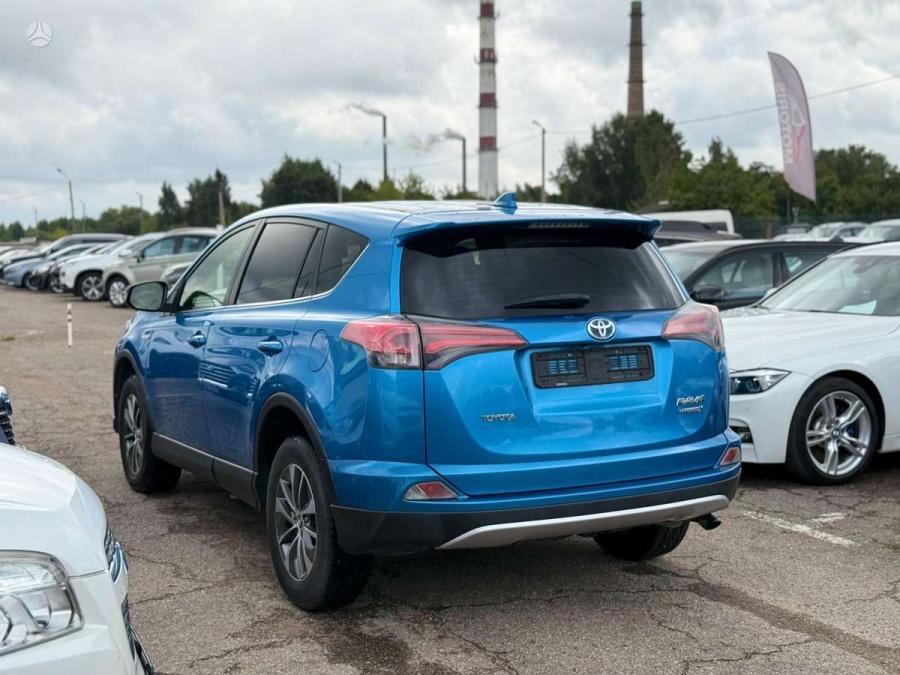 Blue Toyota RAV4 2016 in Panevezys, with an engine capacity of 2.50 L and mileage of 274 thousand km for 13800 €, photo 5 on AUTOMOTO.COM.LV