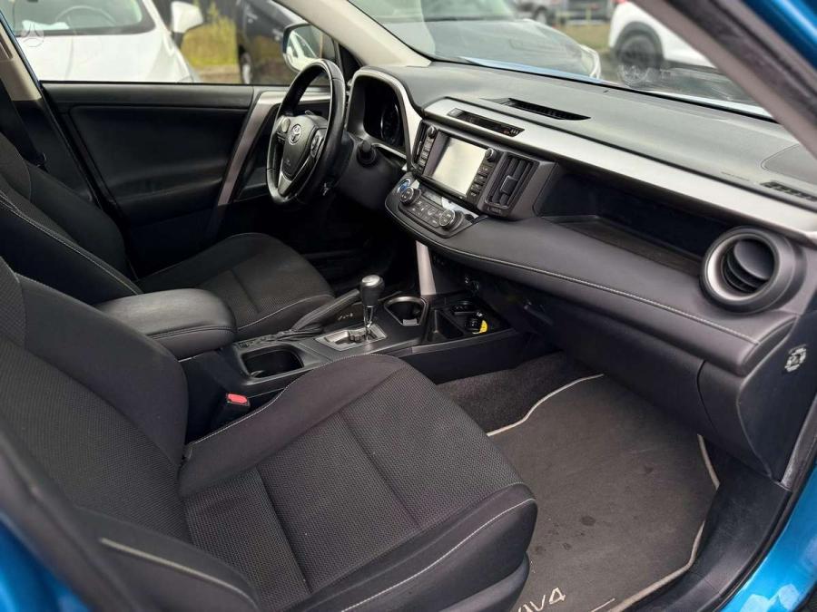 Blue Toyota RAV4 2016 in Panevezys, with an engine capacity of 2.50 L and mileage of 274 thousand km for 13800 €, photo 14 on AUTOMOTO.COM.LV