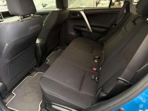 Blue Toyota RAV4 2016 in Panevezys, with an engine capacity of 2.50 L and mileage of 274 thousand km for 13800 €, photo 16 on AUTOMOTO.COM.LV