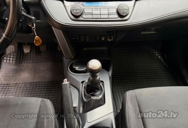 Toyota RAV4 2016 Tallina vietnē Zils Toyota RAV4 2016 Tallina, ar dzinēja tilpumu 2.00 L un nobraukumu 139 tūkst. km par 15900 €, foto 9 vietnē AUTOMOTO.COM.LV