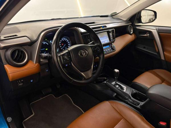 Blue Toyota RAV4 2016 in Marijampole, with an engine capacity of 2.49 L and mileage of 144 thousand km for 17999 €, photo 3 on AUTOMOTO.COM.LV