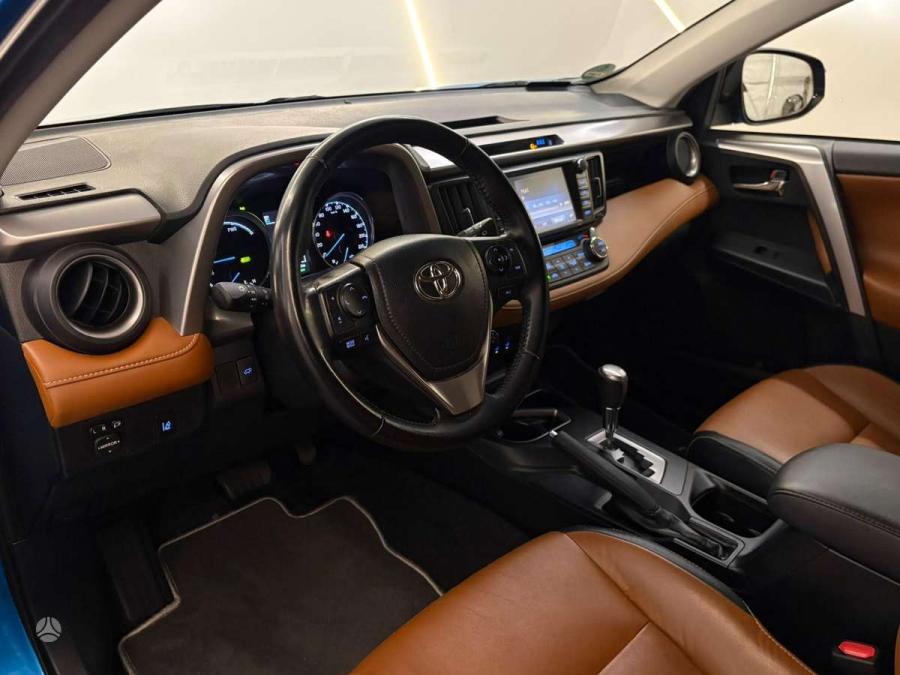 Blue Toyota RAV4 2016 in Marijampole, with an engine capacity of 2.49 L and mileage of 144 thousand km for 17999 €, photo 3 on AUTOMOTO.COM.LV