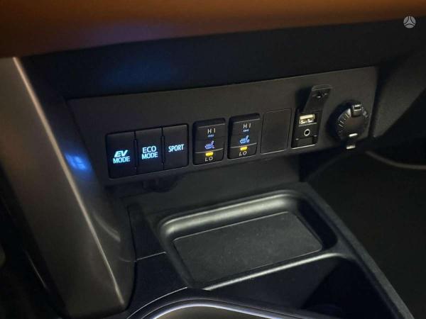 Blue Toyota RAV4 2016 in Marijampole, with an engine capacity of 2.49 L and mileage of 144 thousand km for 17999 €, photo 10 on AUTOMOTO.COM.LV
