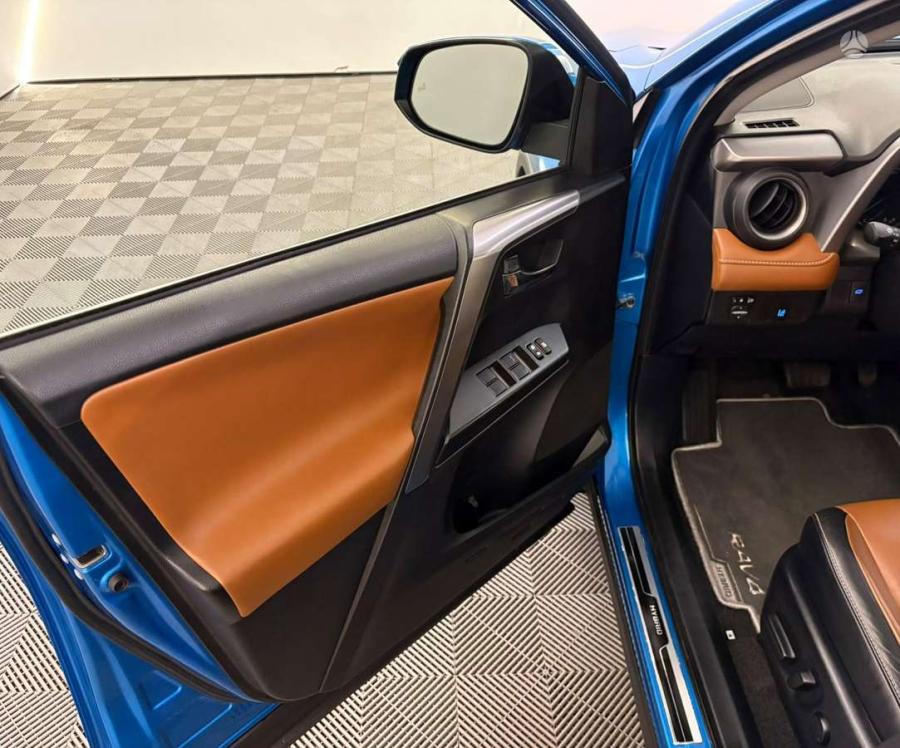 Blue Toyota RAV4 2016 in Marijampole, with an engine capacity of 2.49 L and mileage of 144 thousand km for 17999 €, photo 22 on AUTOMOTO.COM.LV