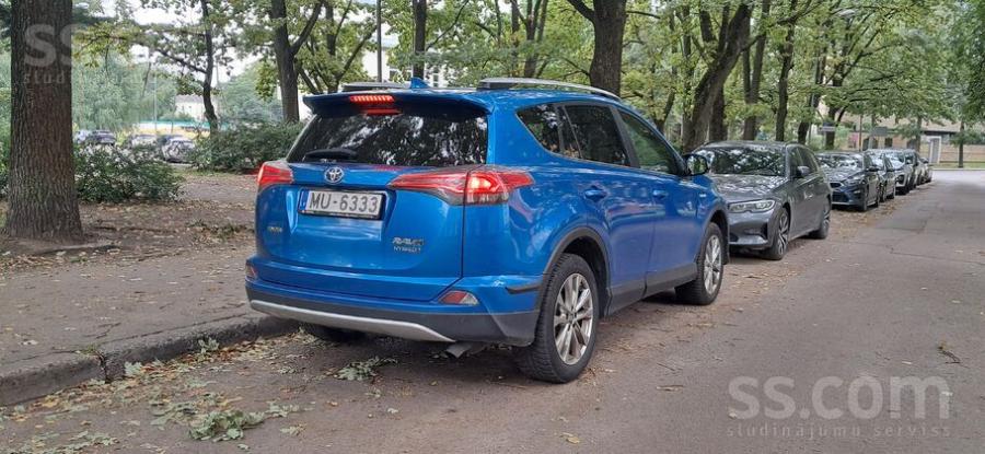 Blue Toyota RAV4 2016 in Riga, with an engine capacity of 2.50 L and mileage of 152 thousand km for 15700 €, photo 4 on AUTOMOTO.COM.LV