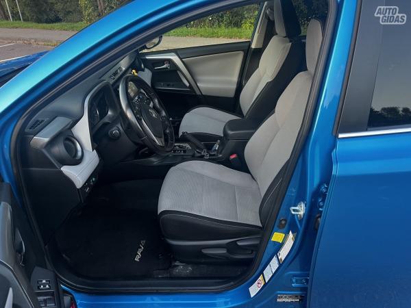 Blue Toyota RAV4 2016 in Vilnius, with an engine capacity of 2.50 L and mileage of 146 thousand km for 15900 €, photo 4 on AUTOMOTO.COM.LV