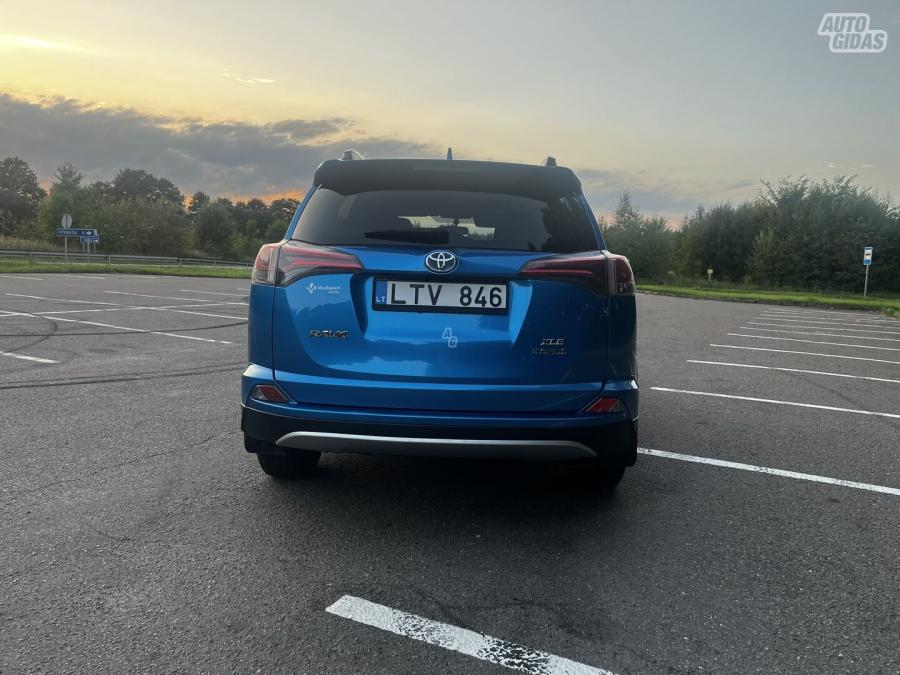 Blue Toyota RAV4 2016 in Vilnius, with an engine capacity of 2.50 L and mileage of 146 thousand km for 15900 €, photo 5 on AUTOMOTO.COM.LV