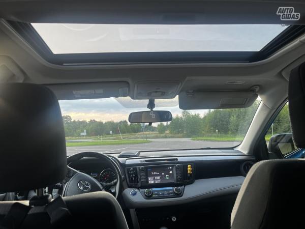 Blue Toyota RAV4 2016 in Vilnius, with an engine capacity of 2.50 L and mileage of 146 thousand km for 15900 €, photo 8 on AUTOMOTO.COM.LV