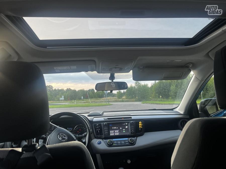 Blue Toyota RAV4 2016 in Vilnius, with an engine capacity of 2.50 L and mileage of 146 thousand km for 15900 €, photo 8 on AUTOMOTO.COM.LV