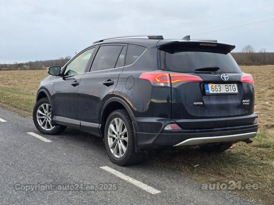 Blue Toyota RAV4 2017 in Tallinn, with an engine capacity of 2.50 L and mileage of 305 thousand km for 16200 €, photo 3 on AUTOMOTO.COM.LV