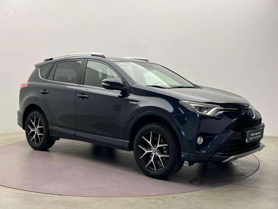 Blue Toyota RAV4 2017 in Panevezys, with an engine capacity of 2.49 L and mileage of 175 thousand km for 18590 €, photo 4 on AUTOMOTO.COM.LV