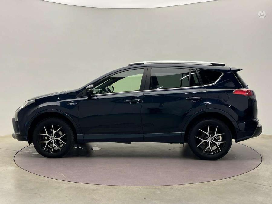 Blue Toyota RAV4 2017 in Panevezys, with an engine capacity of 2.49 L and mileage of 175 thousand km for 18590 €, photo 6 on AUTOMOTO.COM.LV
