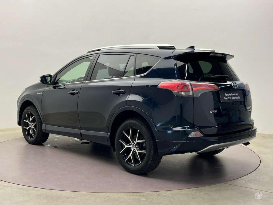 Blue Toyota RAV4 2017 in Panevezys, with an engine capacity of 2.49 L and mileage of 175 thousand km for 18590 €, photo 7 on AUTOMOTO.COM.LV