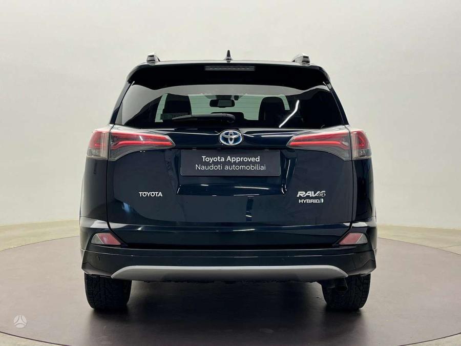 Blue Toyota RAV4 2017 in Panevezys, with an engine capacity of 2.49 L and mileage of 175 thousand km for 18590 €, photo 8 on AUTOMOTO.COM.LV