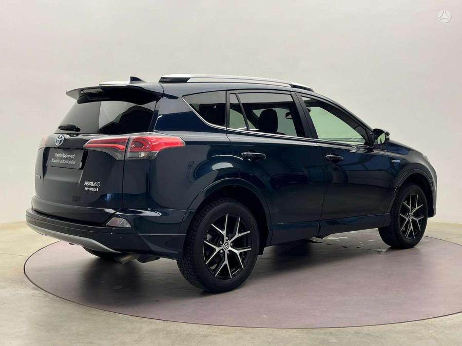 Blue Toyota RAV4 2017 in Panevezys, with an engine capacity of 2.49 L and mileage of 175 thousand km for 18590 €, photo 9 on AUTOMOTO.COM.LV