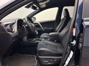 Blue Toyota RAV4 2017 in Panevezys, with an engine capacity of 2.49 L and mileage of 175 thousand km for 18590 €, photo 10 on AUTOMOTO.COM.LV