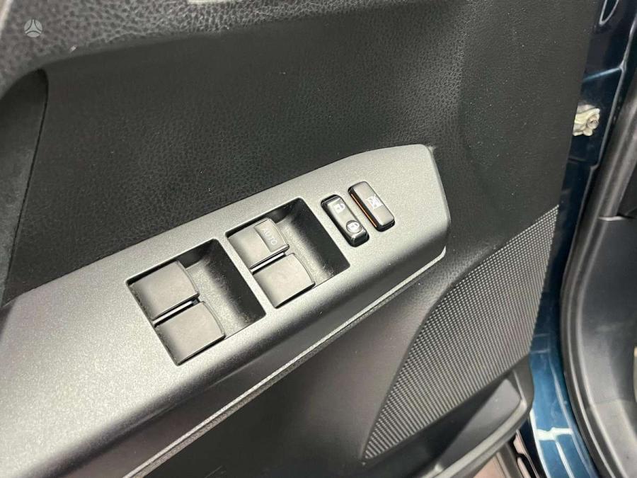 Blue Toyota RAV4 2017 in Panevezys, with an engine capacity of 2.49 L and mileage of 175 thousand km for 18590 €, photo 11 on AUTOMOTO.COM.LV