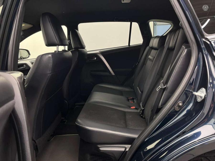 Blue Toyota RAV4 2017 in Panevezys, with an engine capacity of 2.49 L and mileage of 175 thousand km for 18590 €, photo 14 on AUTOMOTO.COM.LV