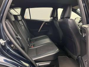 Blue Toyota RAV4 2017 in Panevezys, with an engine capacity of 2.49 L and mileage of 175 thousand km for 18590 €, photo 18 on AUTOMOTO.COM.LV