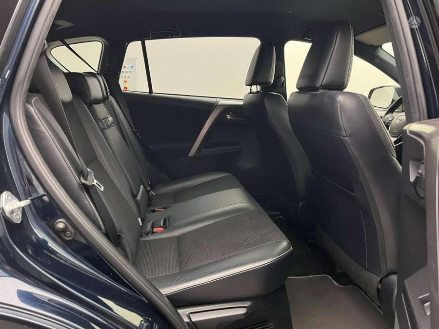 Blue Toyota RAV4 2017 in Panevezys, with an engine capacity of 2.49 L and mileage of 175 thousand km for 18590 €, photo 18 on AUTOMOTO.COM.LV