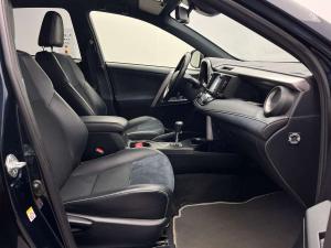 Blue Toyota RAV4 2017 in Panevezys, with an engine capacity of 2.49 L and mileage of 175 thousand km for 18590 €, photo 19 on AUTOMOTO.COM.LV