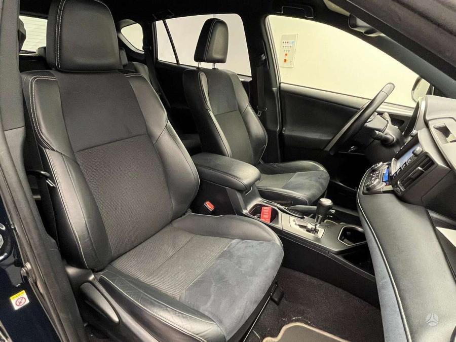 Blue Toyota RAV4 2017 in Panevezys, with an engine capacity of 2.49 L and mileage of 175 thousand km for 18590 €, photo 20 on AUTOMOTO.COM.LV