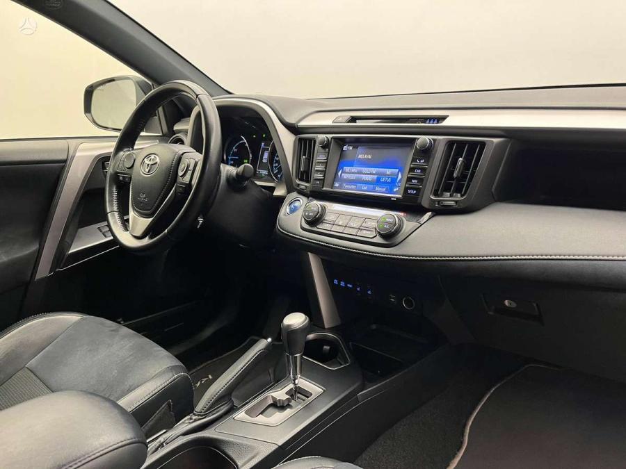 Blue Toyota RAV4 2017 in Panevezys, with an engine capacity of 2.49 L and mileage of 175 thousand km for 18590 €, photo 21 on AUTOMOTO.COM.LV