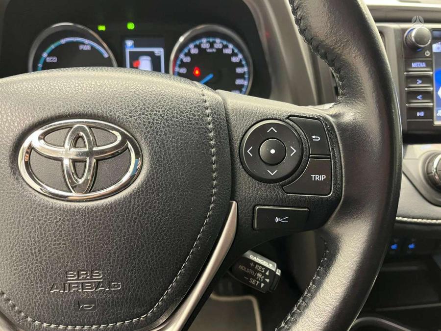 Blue Toyota RAV4 2017 in Panevezys, with an engine capacity of 2.49 L and mileage of 175 thousand km for 18590 €, photo 25 on AUTOMOTO.COM.LV