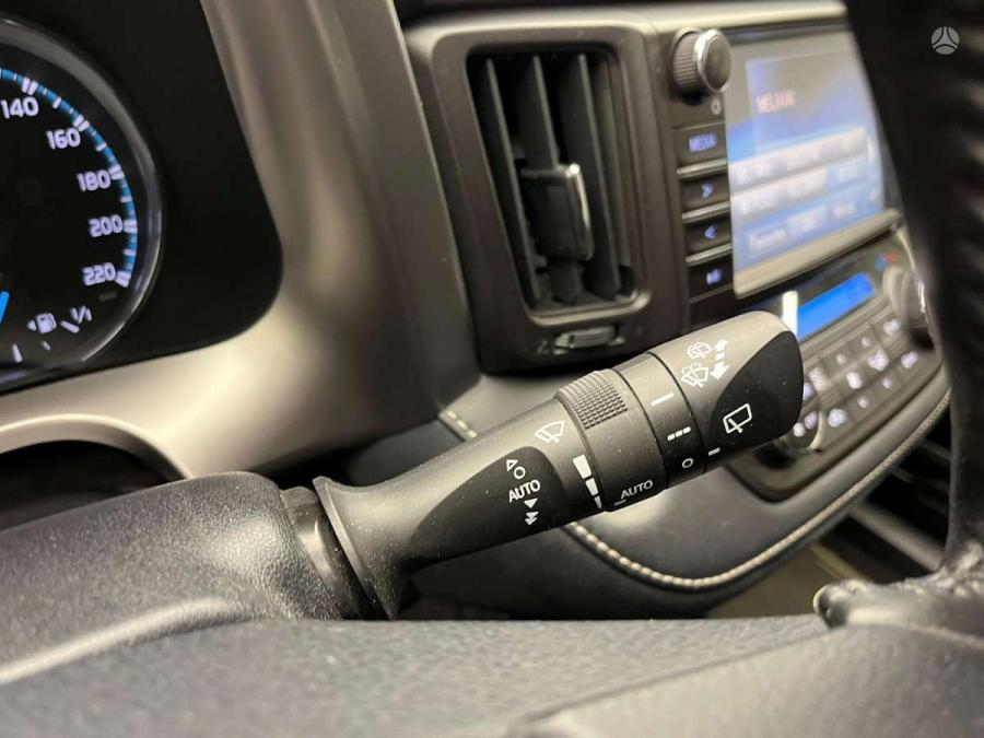 Blue Toyota RAV4 2017 in Panevezys, with an engine capacity of 2.49 L and mileage of 175 thousand km for 18590 €, photo 27 on AUTOMOTO.COM.LV